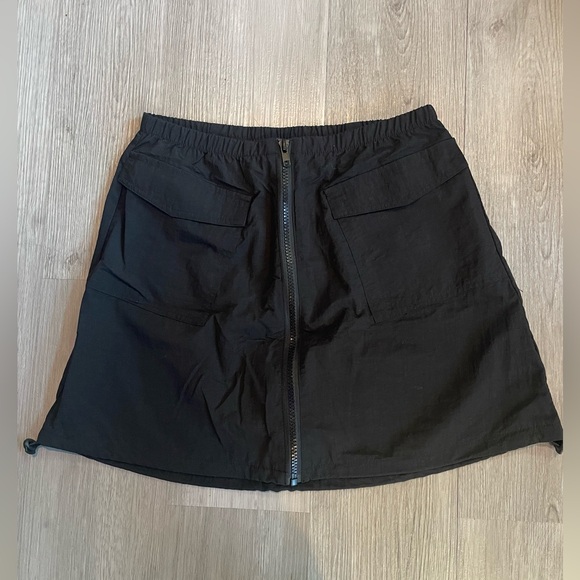 HALARA | Skirts | Halara Zip Up Cargo Black High Rise Nylon Mini Skirt ...